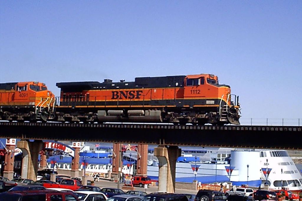 BNSF Dash9-44CW 1112